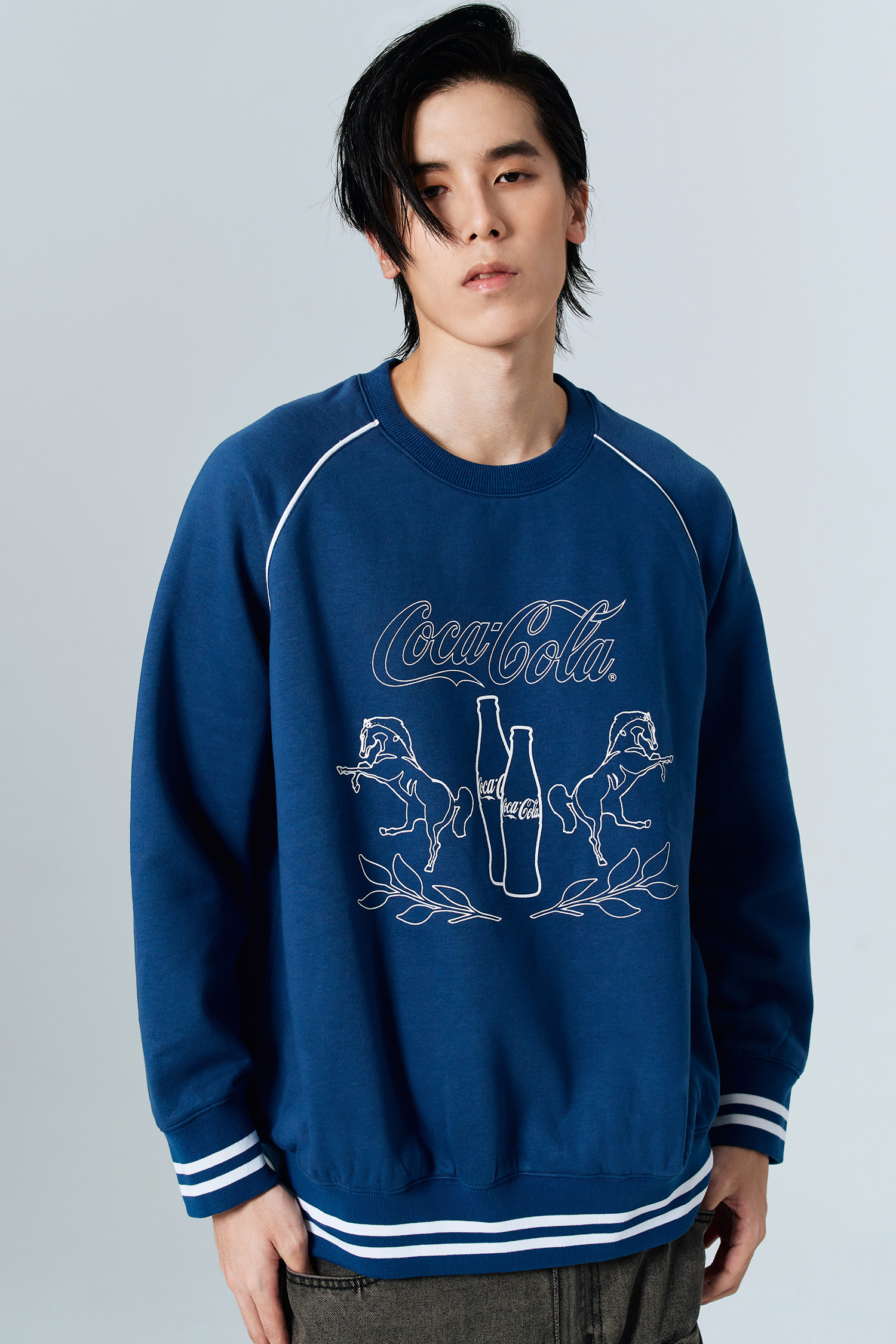 Daniel Wong x Coca Cola 出芽剪接印花長袖上衣 | life8 | 米斯特國際